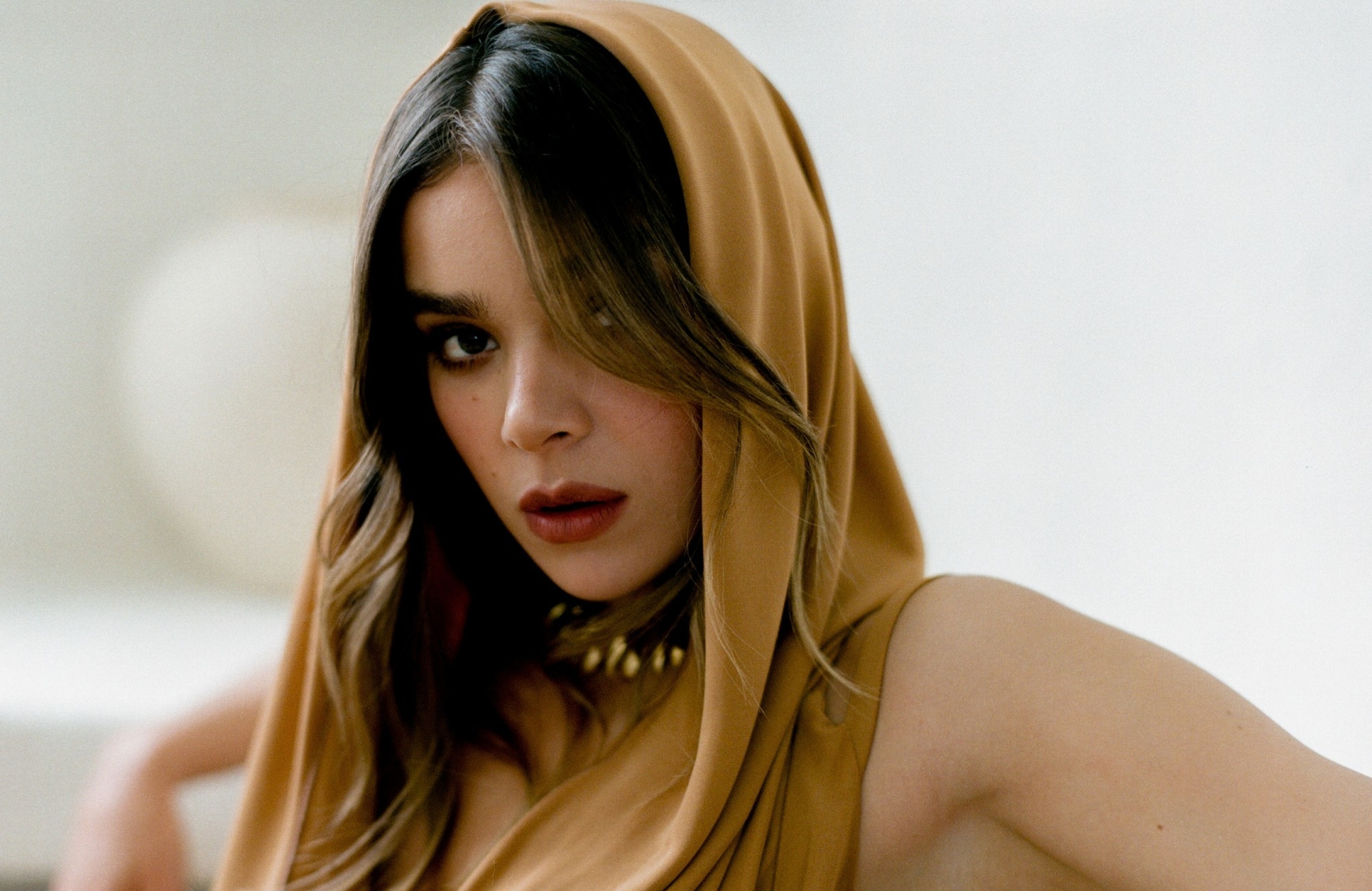 2560x1664 Resolution Actress Hailee Steinfeld 2023 Photoshoot 2560x1664 ...