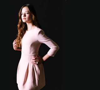 320x290 Resolution Actress Mackenzie Foy Beautiful Photoshoot 320x290 ...
