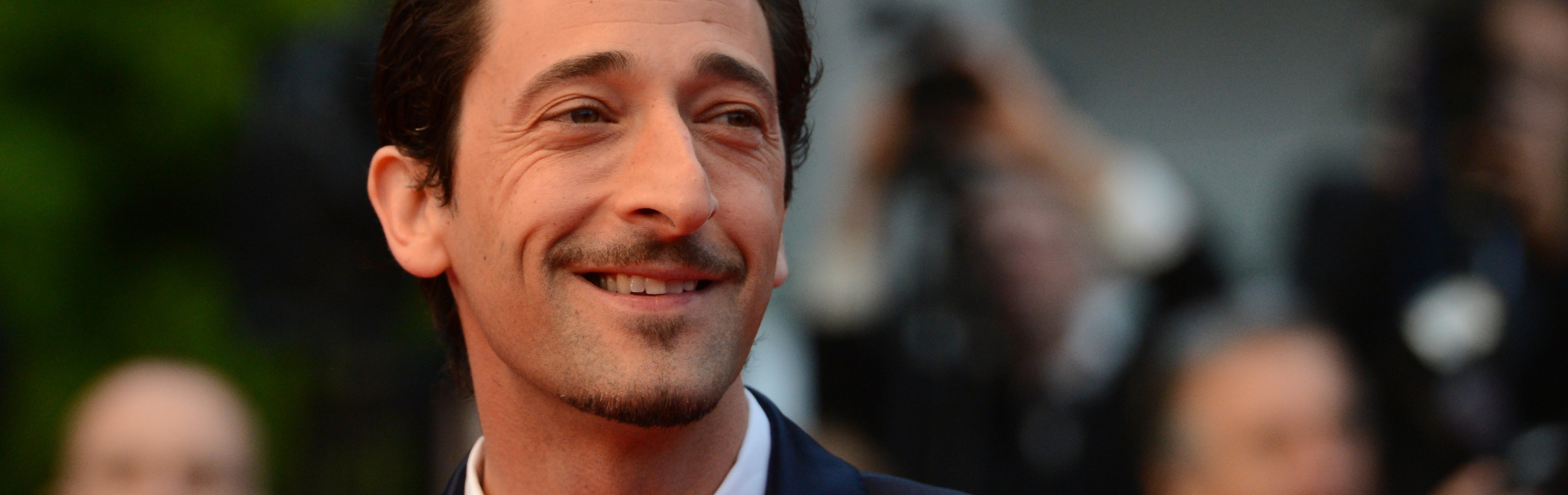 1900x600 Resolution Adrien Brody Smile Wallpapers HD 1900x600 ...