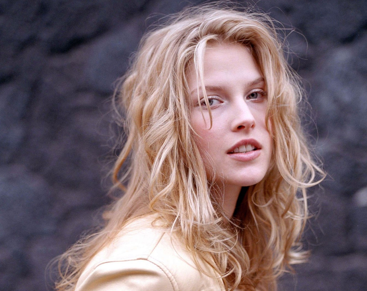 1200x952 Resolution Ali Larter Messy Hair Style Wallpapers 1200x952 ...