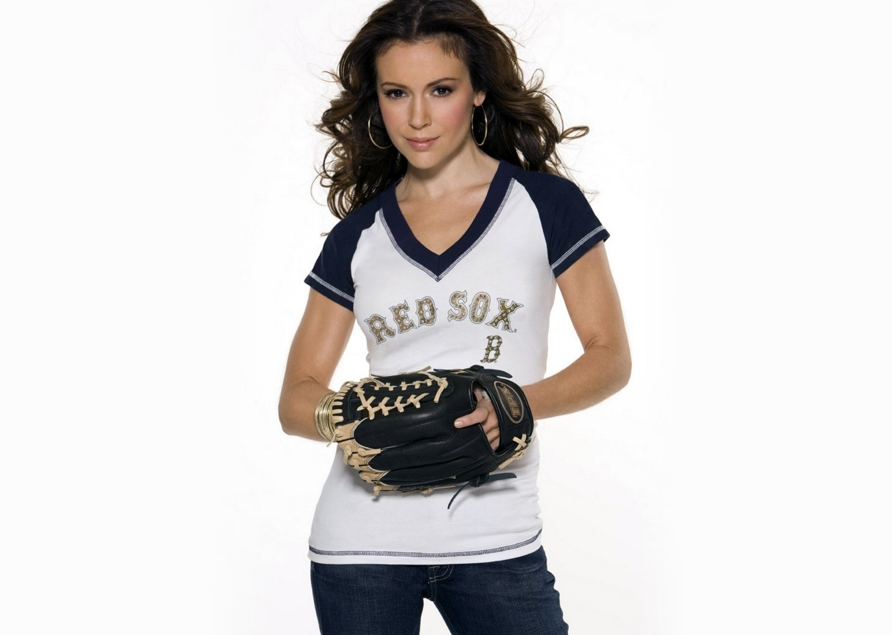 2920x2080 Resolution Alyssa Milano Sporty Look Images 2920x2080 ...