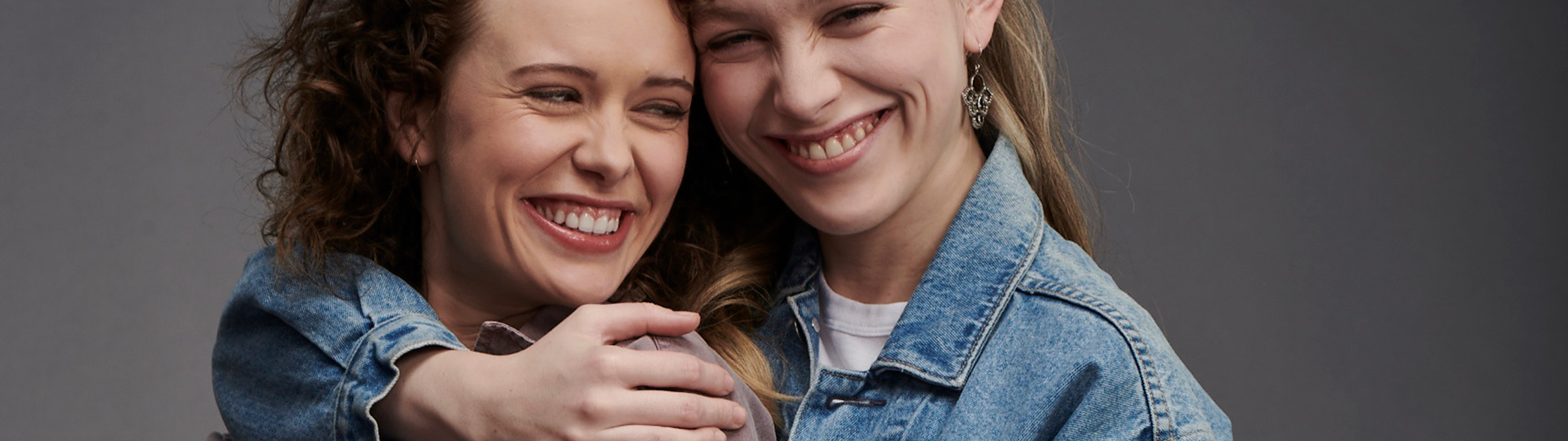 3840x1080 Resolution Amelia Eve and Victoria Pedretti 3840x1080 ...