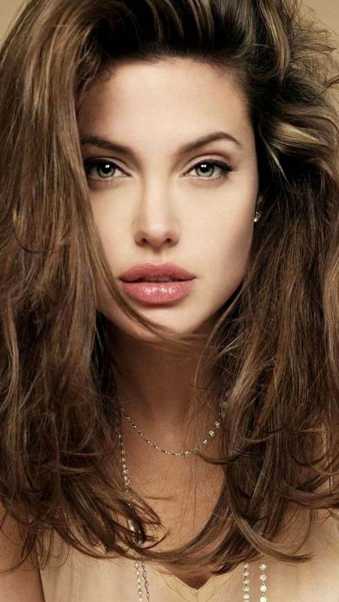 Jolie Brune Wallpaper