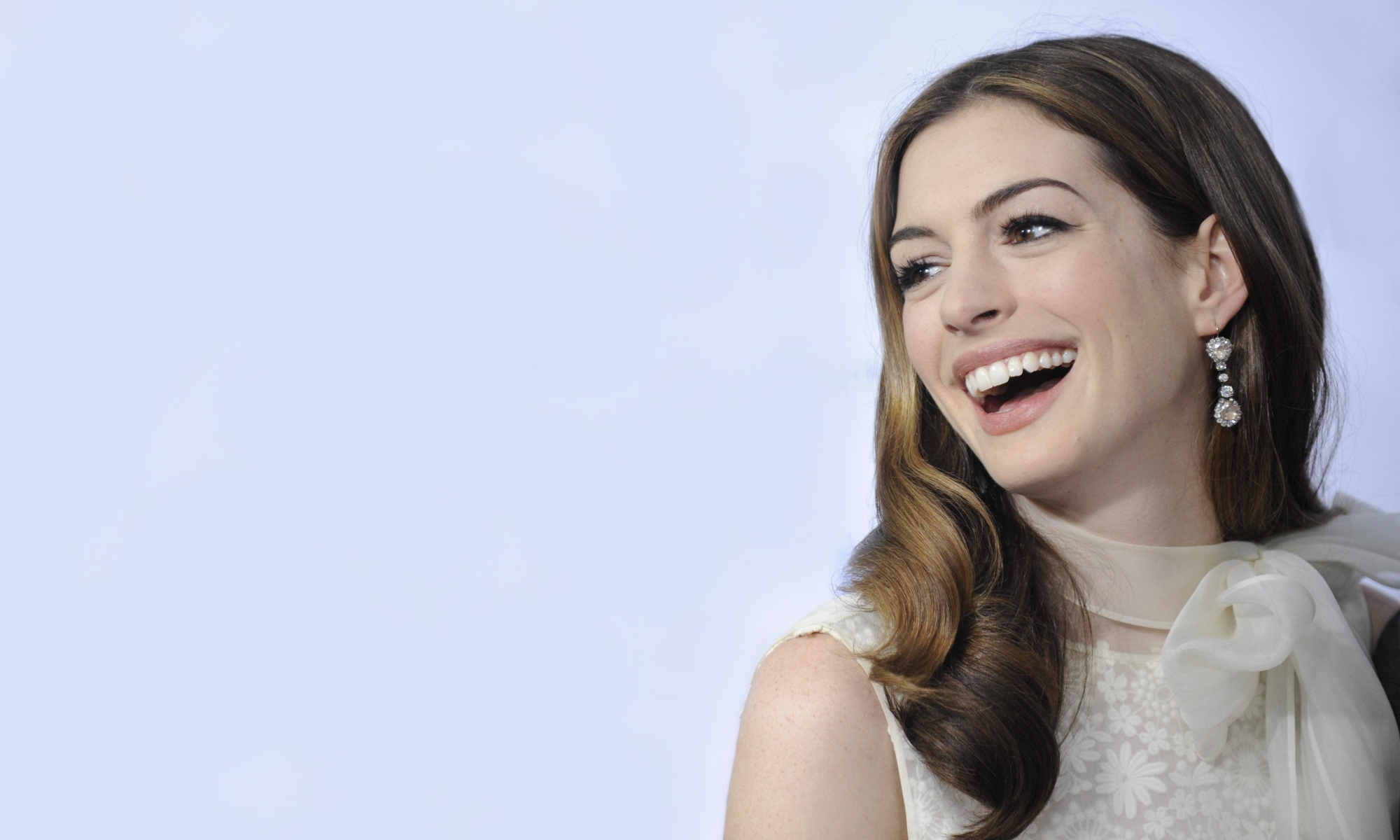 2000x1200 Resolution Anne Hathaway Pretty Smile Pics 2000x1200 ...