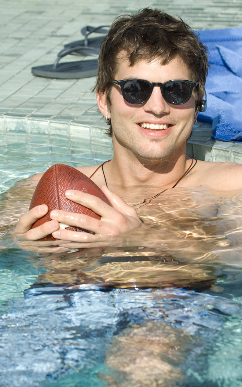 802x1282 Resolution Ashton Kutcher In Pool wallpaper 802x1282 ...