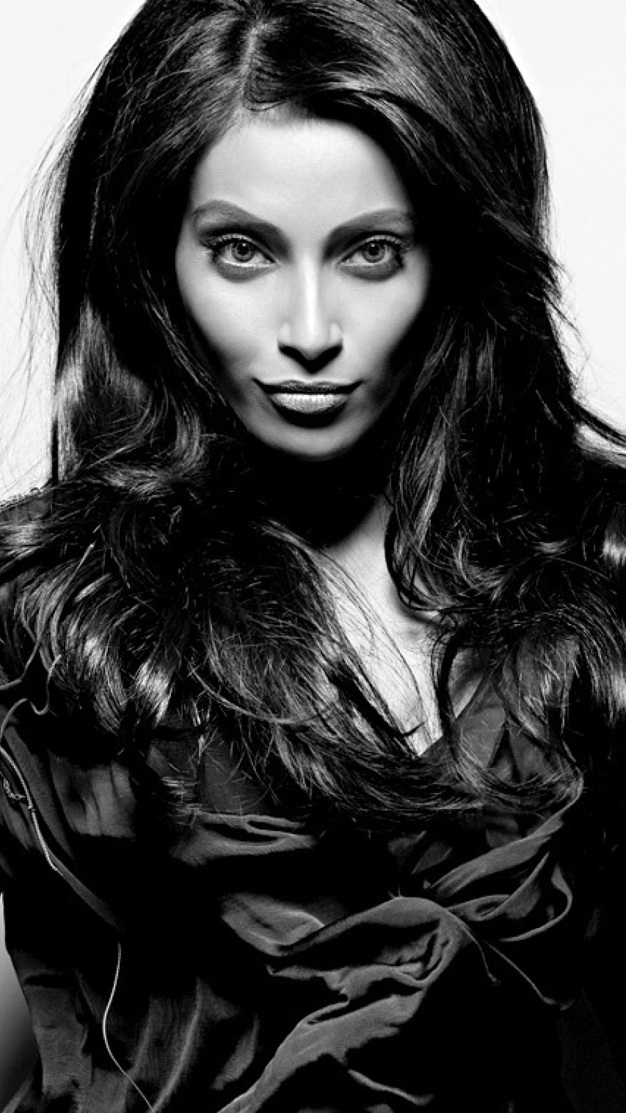900x1600 Resolution Bipasa Basu In Black And White Pics 900x1600 ...