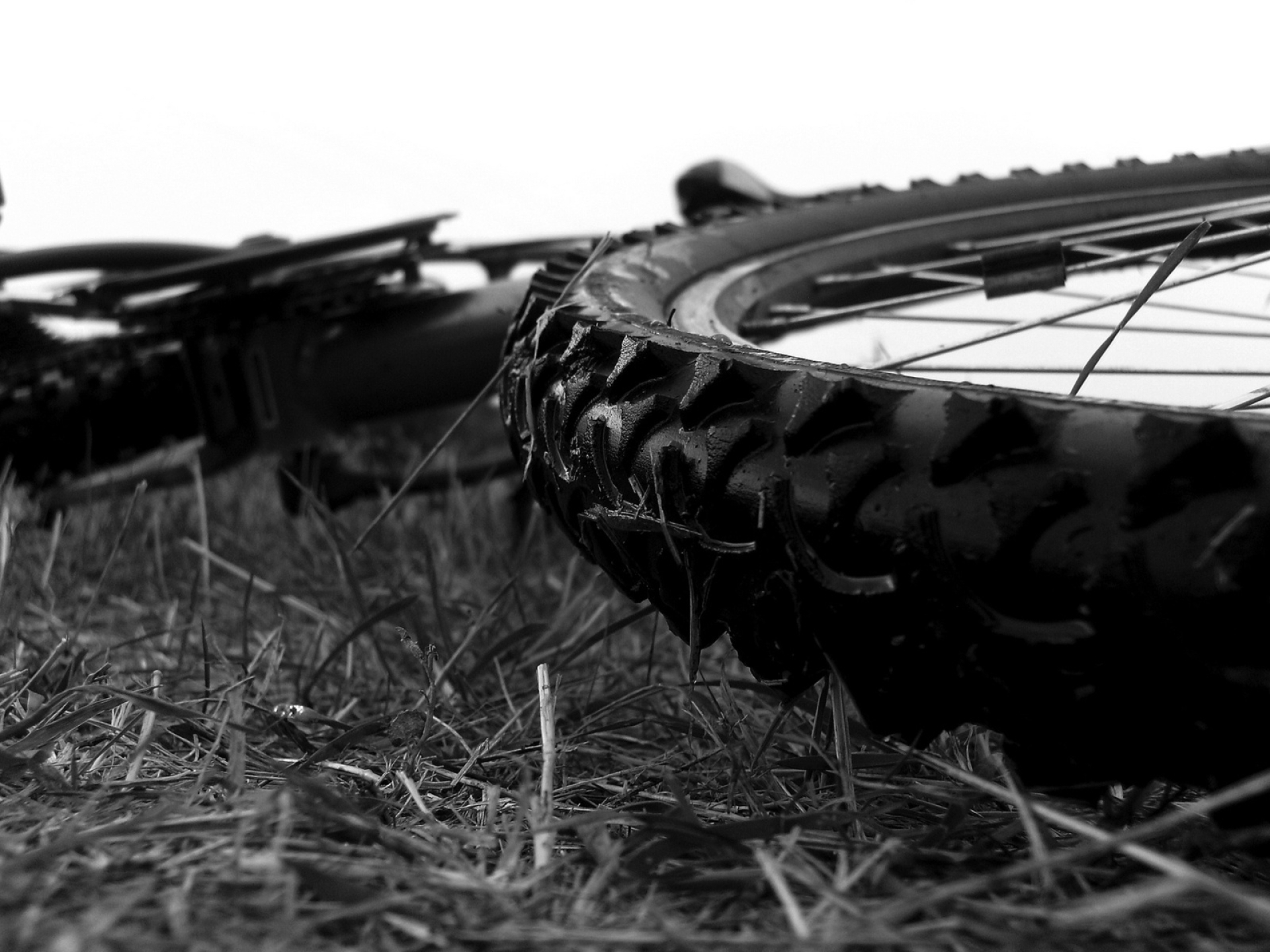 1920x1440 Resolution bus, spikes, wheel 1920x1440 Resolution Wallpaper ...