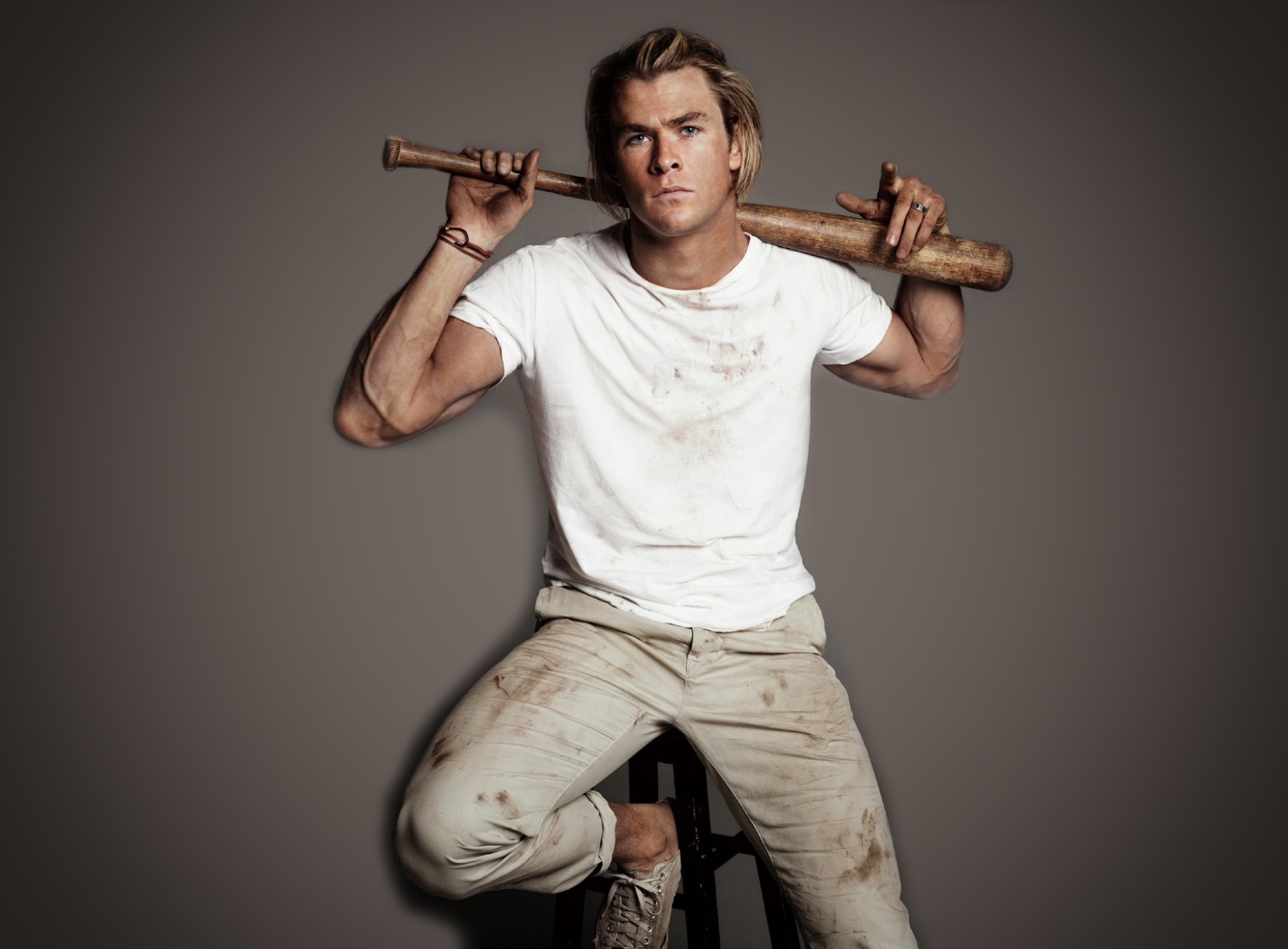 1900x1400 Resolution chris hemsworth, actor, celebrity 1900x1400 ...