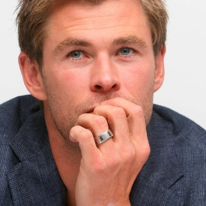 300x300 Resolution chris hemsworth, actor, face 300x300 Resolution ...