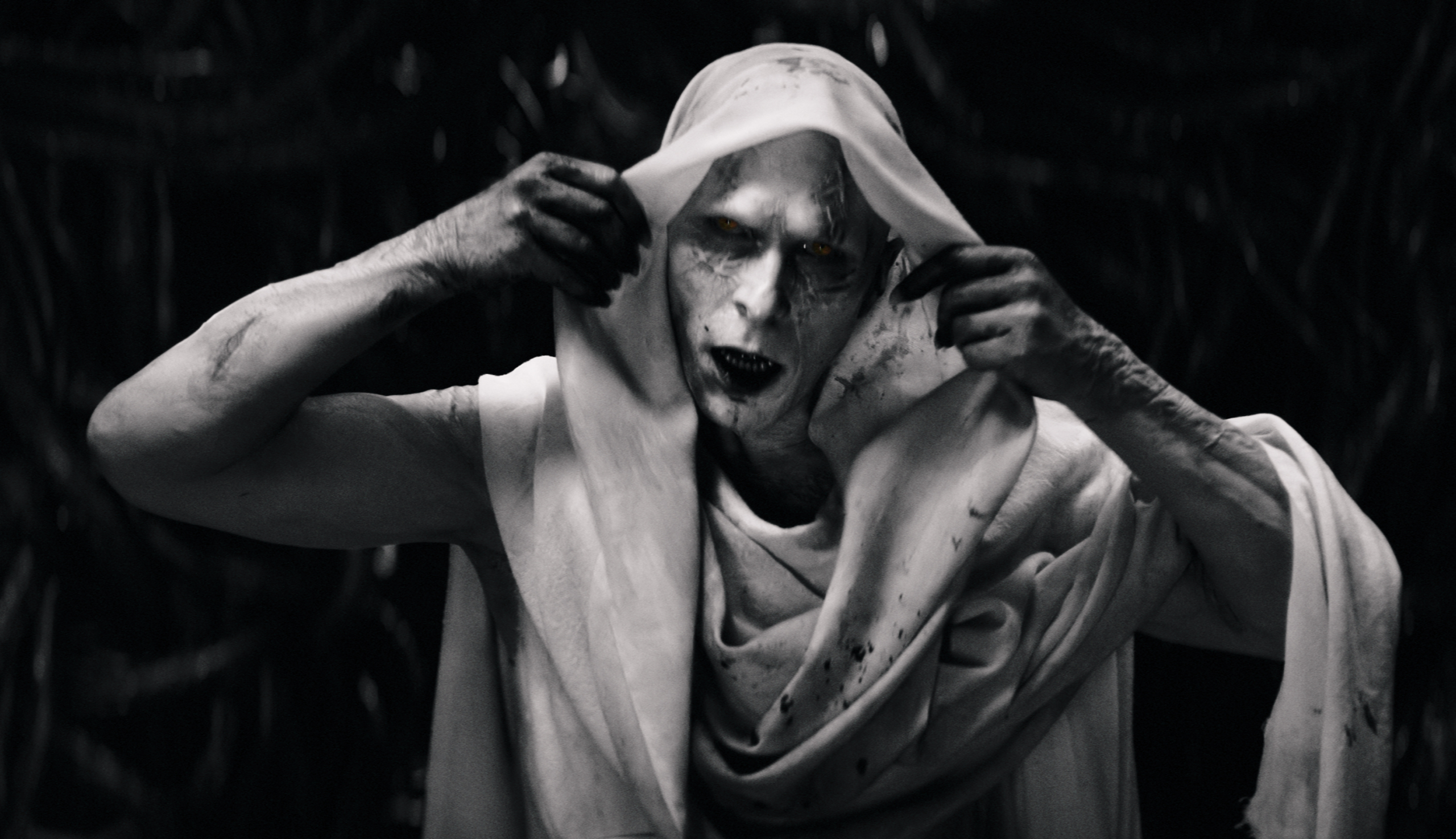2560x1476 Resolution Christian Bale as Gorr The God Butcher in Love and ...