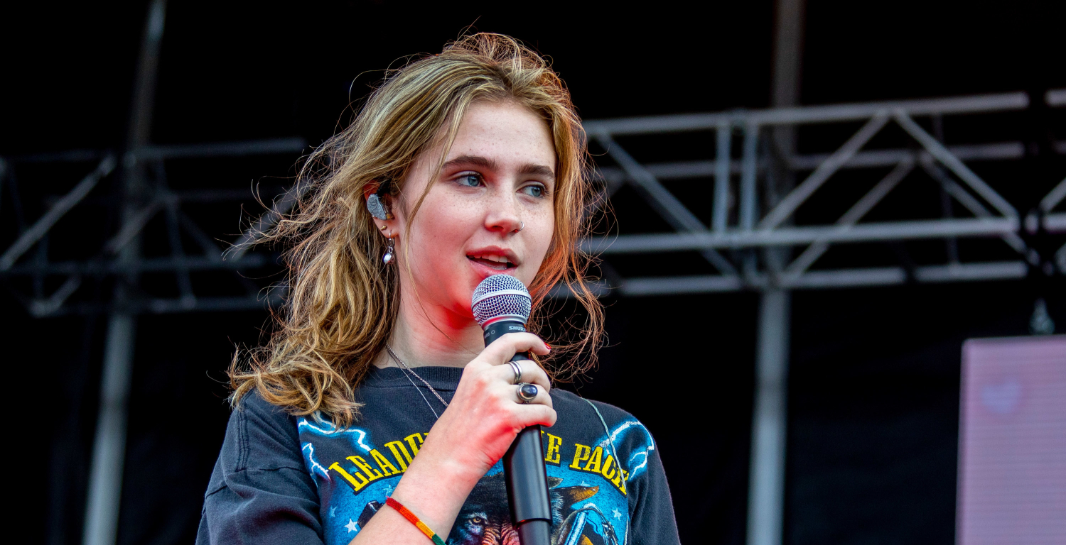 1500x768 Resolution Clairo Singer 2021 1500x768 Resolution Wallpaper ...