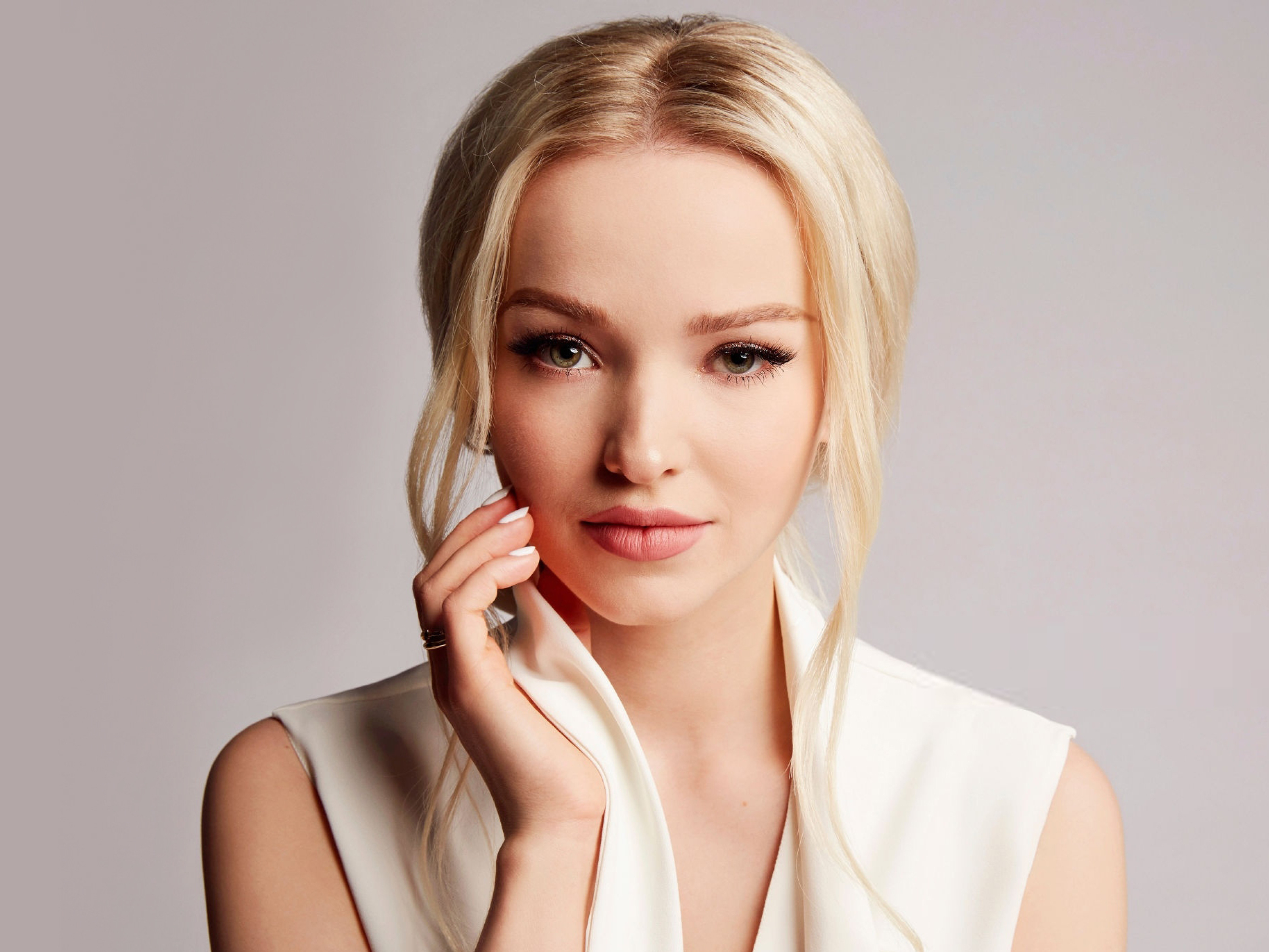 3200x2400 Resolution Dove Cameron Comic Con 2018 Portrait 3200x2400 ...