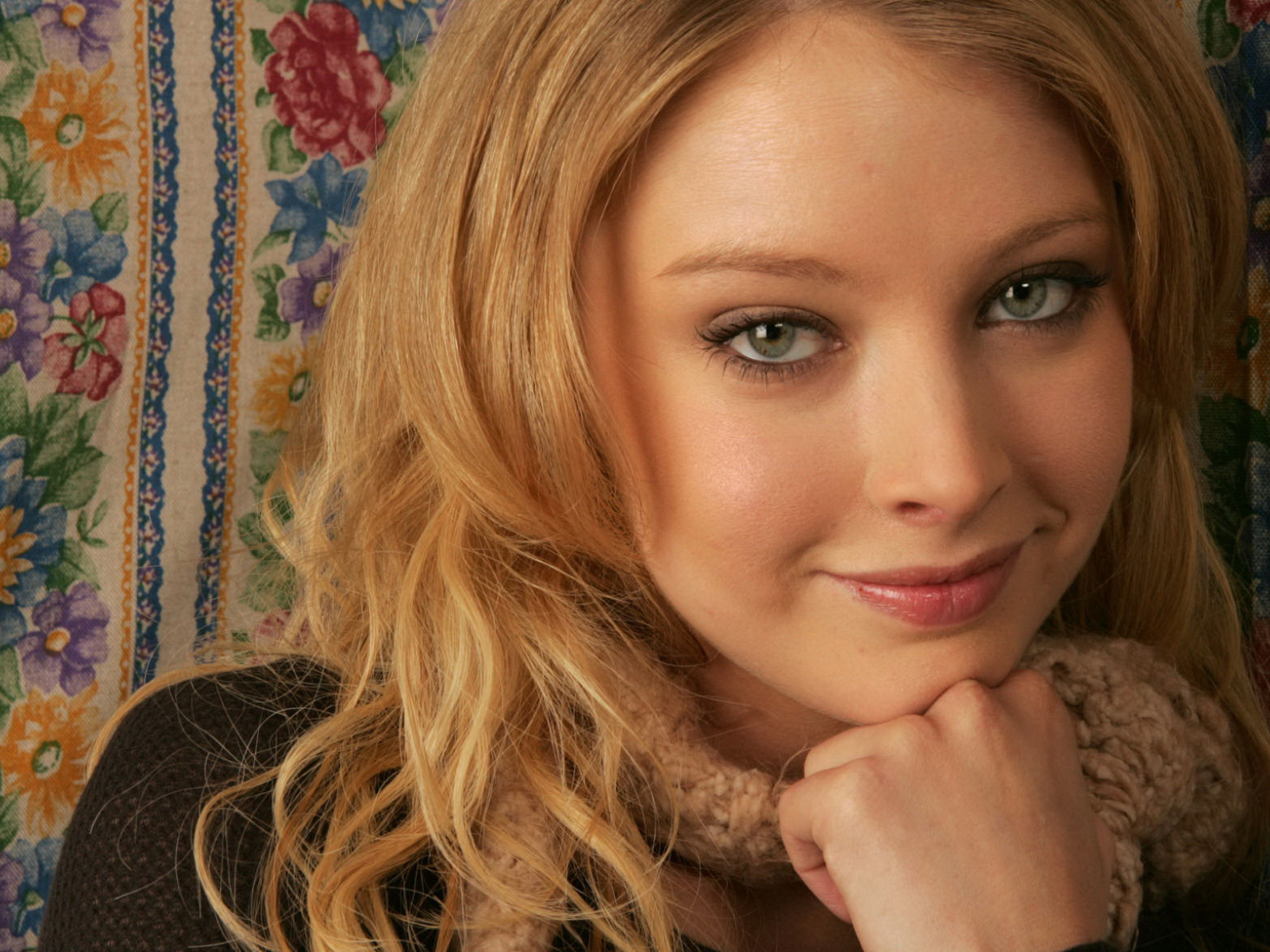 1600x1200 Resolution Elisabeth Harnois smile wallpaper 1600x1200 ...
