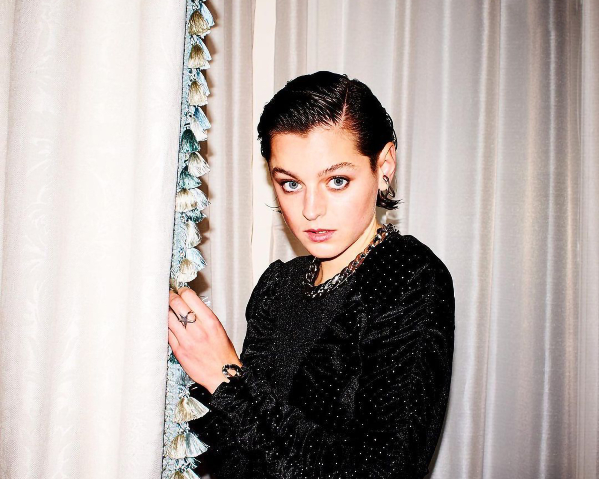 2000x1599 Resolution Emma Corrin GQ Magazine 2020 2000x1599 Resolution ...