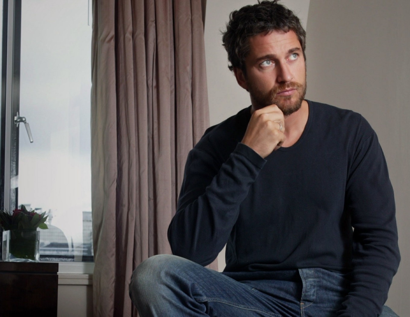 1359x1050 Resolution Gerard Butler Rare Images 1359x1050 Resolution ...