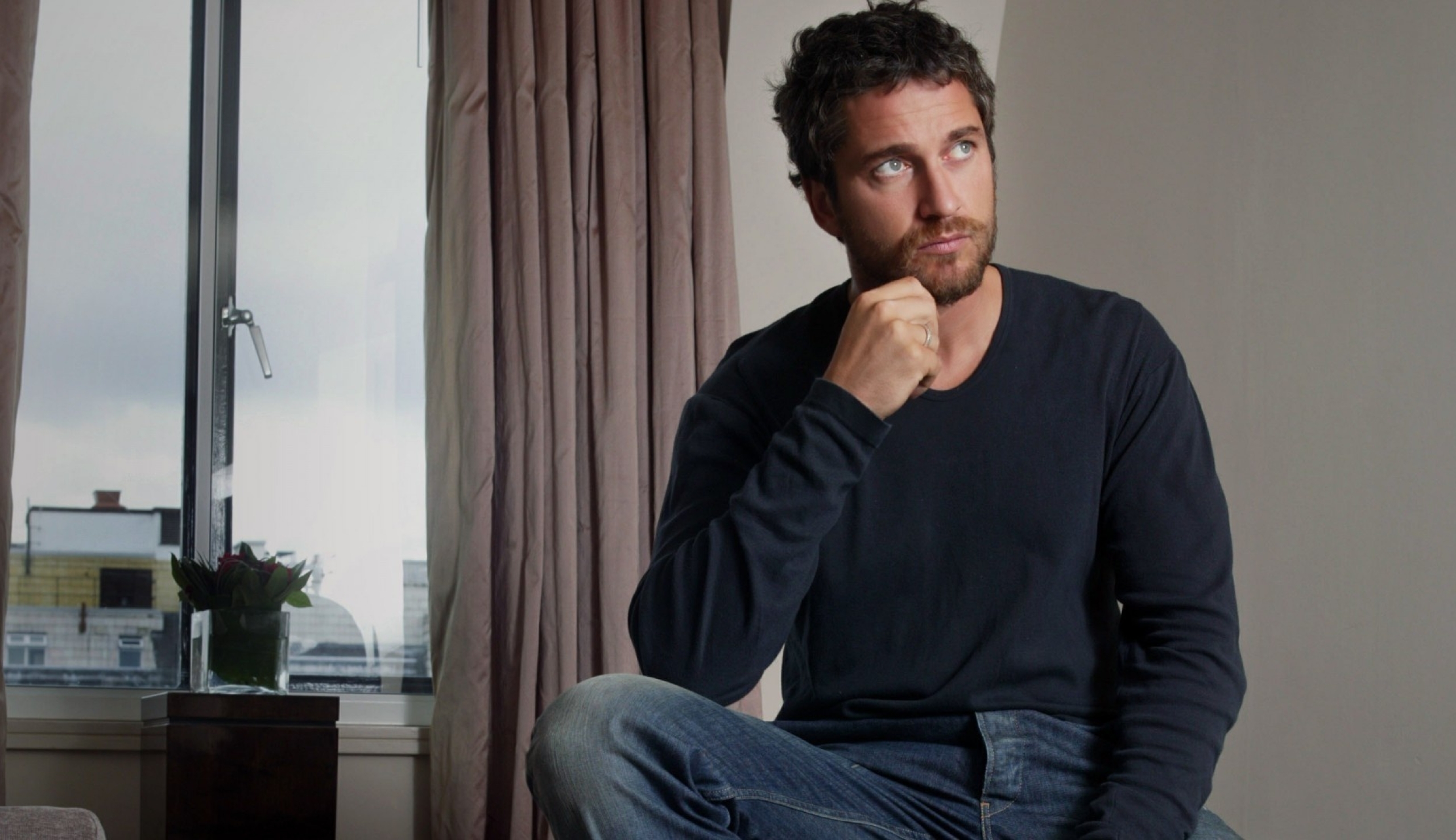 2560x1476 Resolution Gerard Butler Rare Images 2560x1476 Resolution ...