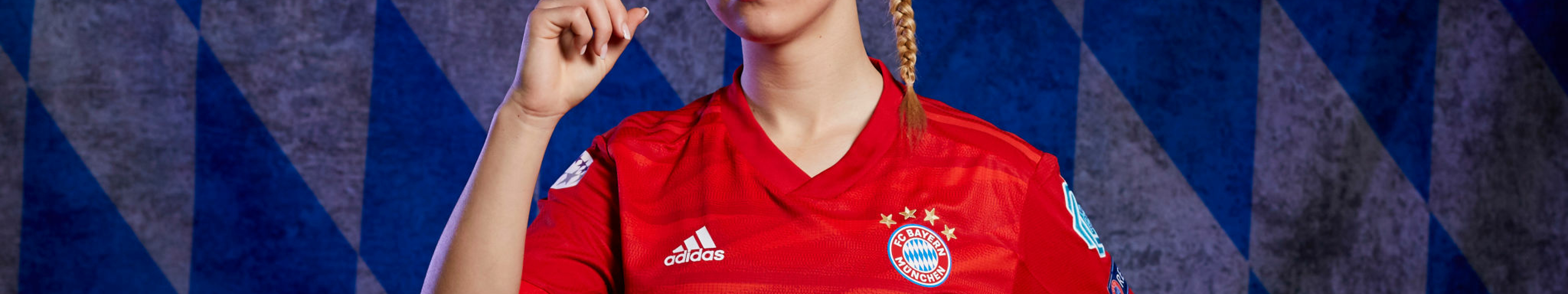7680x1440 Resolution Giulia Gwinn HD Football Player 2022 7680x1440 ...