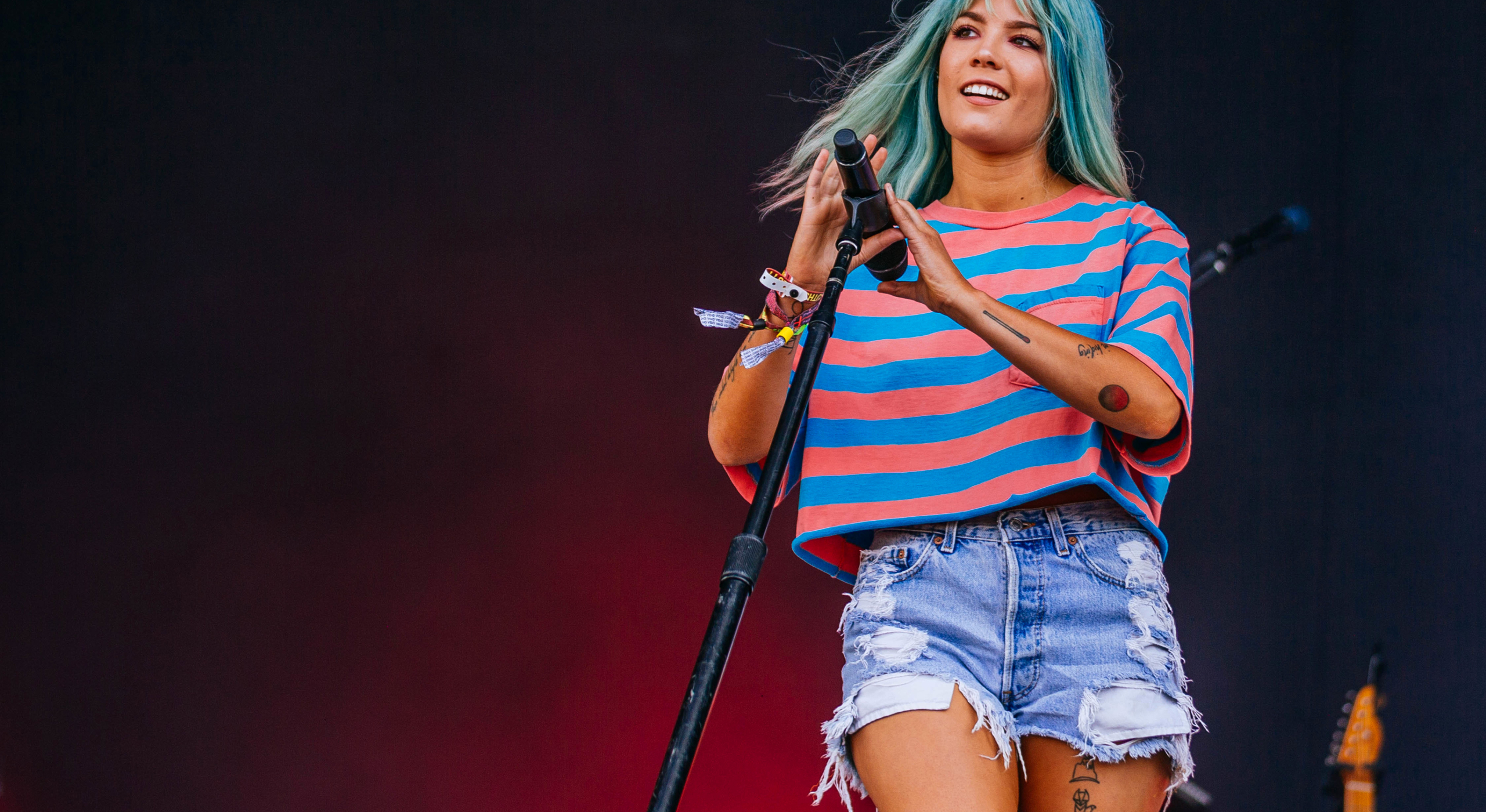 2560x1400 Resolution Halsey Ashley Nicolette Frangipane Singer ...