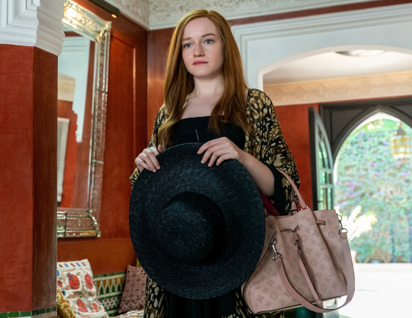 1359x1050 Inventing Anna 4K Julia Garner 1359x1050 Resolution Wallpaper ...
