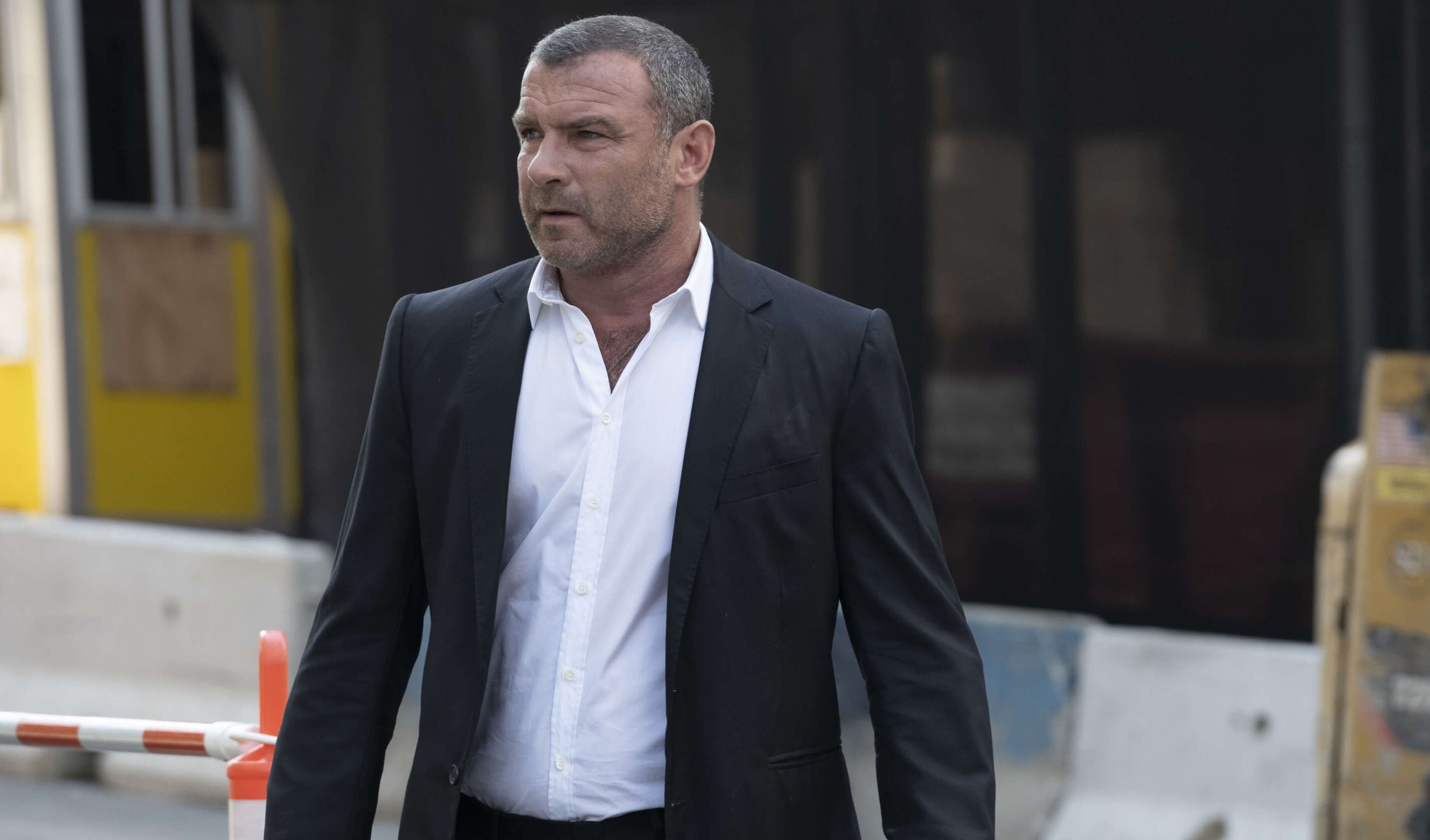 2450x1440 Resolution Liev Schreiber as Ray Donovan 2450x1440 Resolution ...
