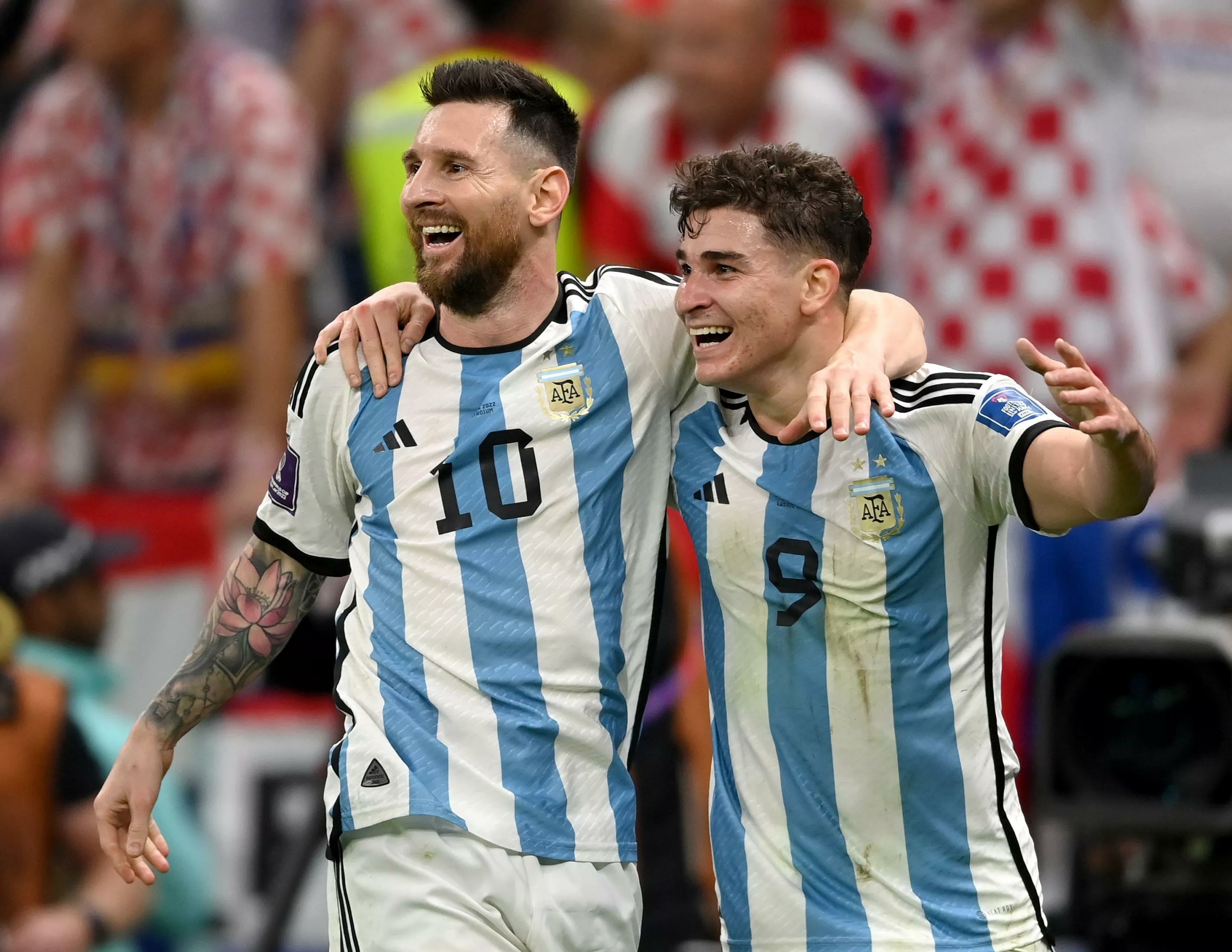 3300x2550 Resolution Lionel Messi & Julian Alvarez in Qatar FIFA 2022 ...