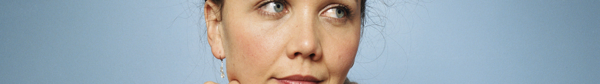 2000x280 Resolution Maggie Gyllenhaal Side Pose 2000x280 Resolution ...