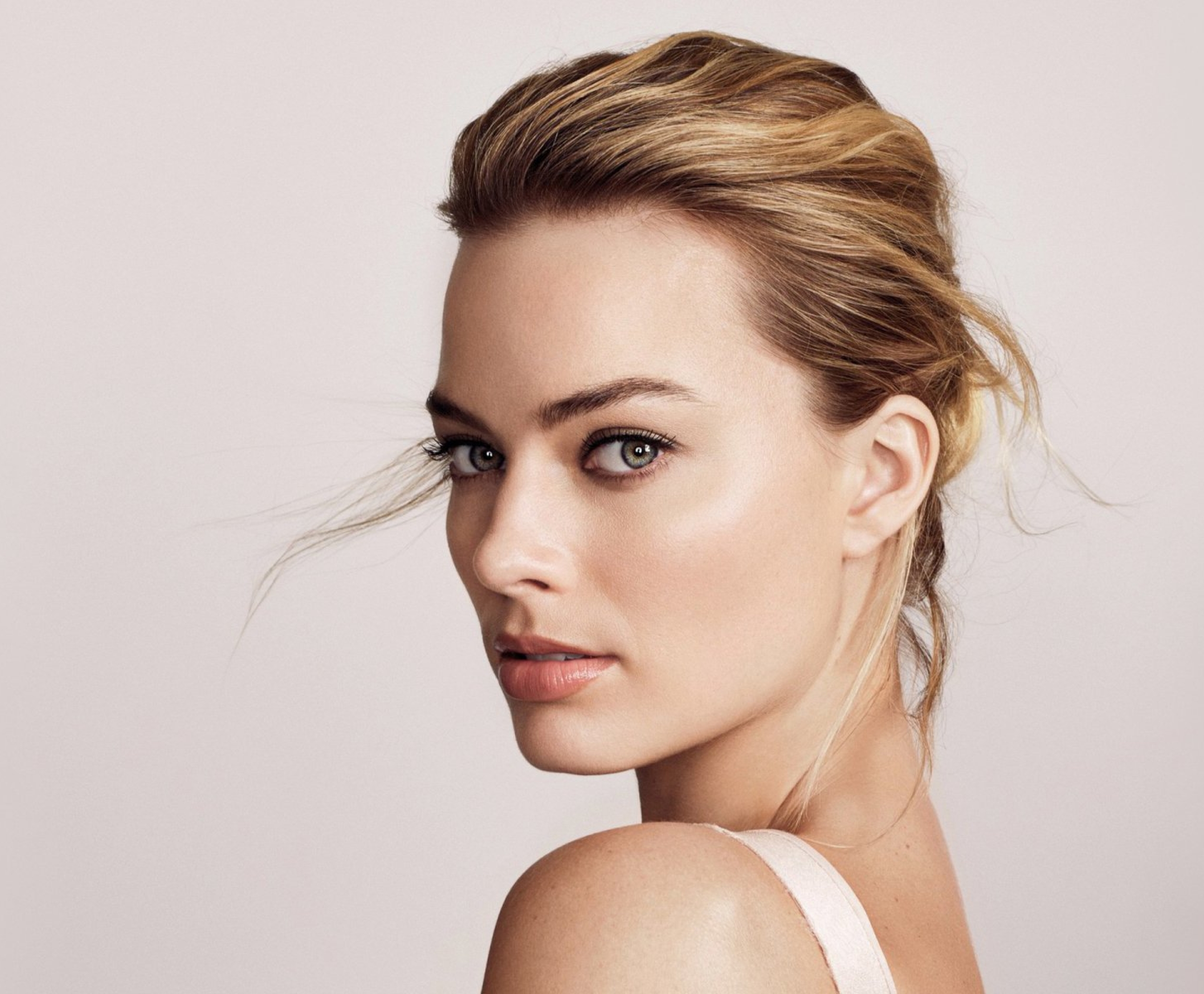 2520x2080 Resolution Margot Robbie Beautiful Portrait 2520x2080 ...
