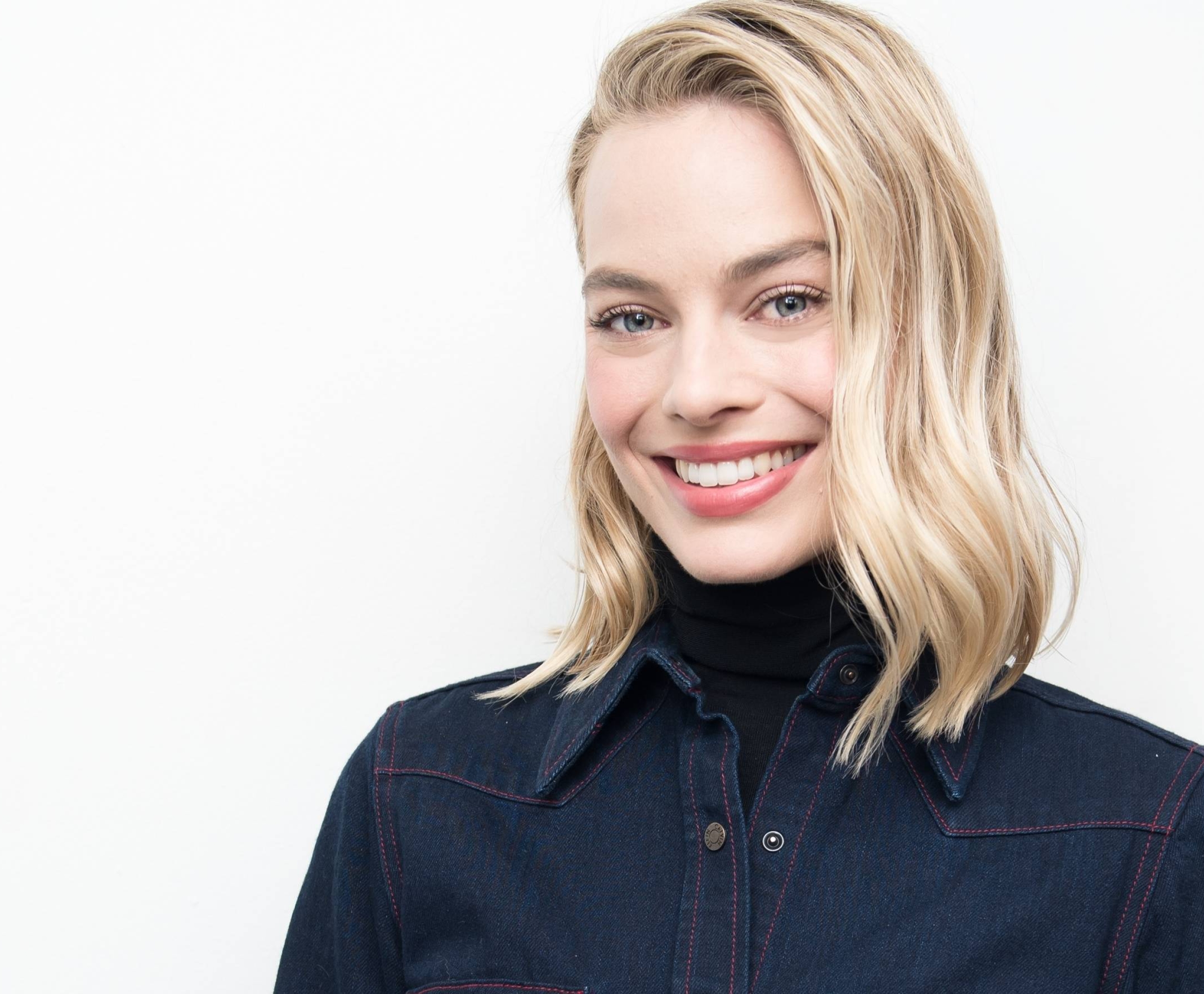 2520x2080 Resolution Margot Robbie Beautiful Smile 2520x2080 Resolution ...