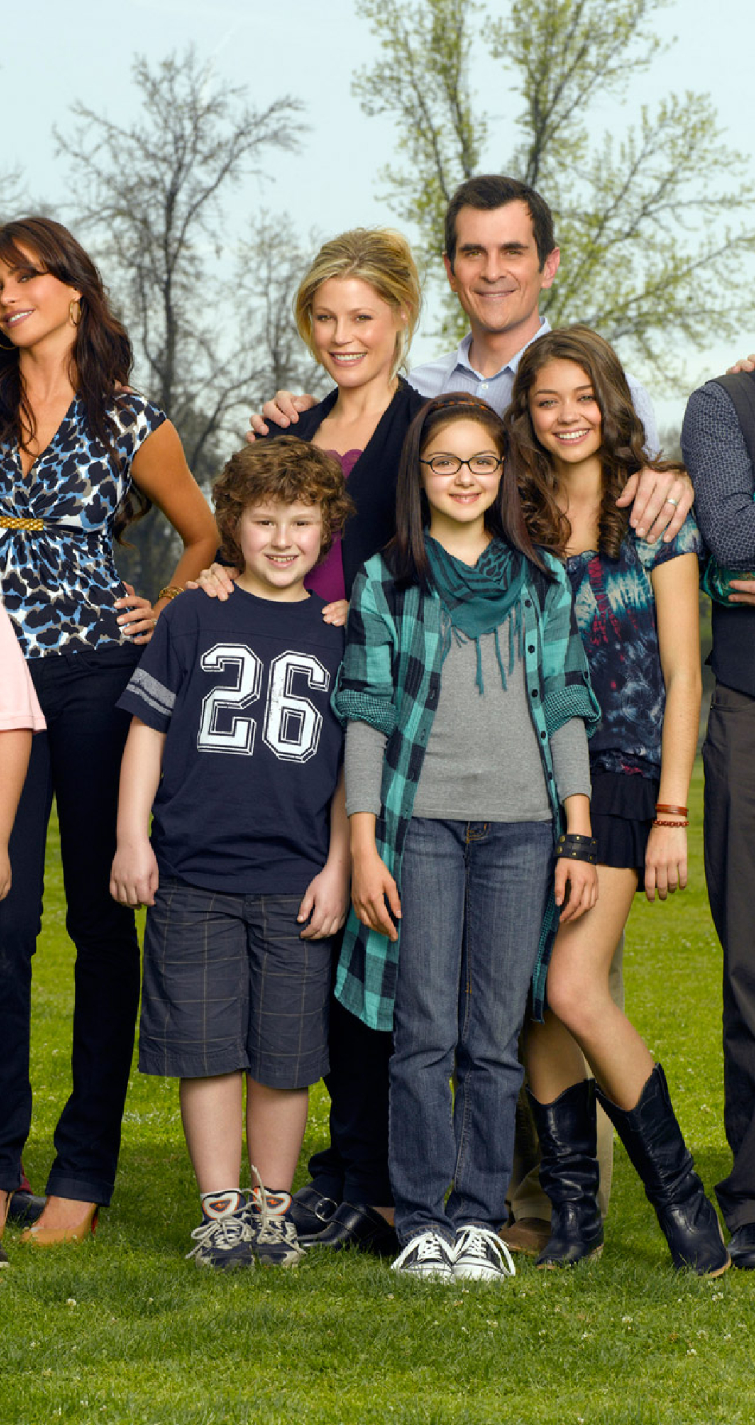 1082x2042 Resolution modern family, gloria delgado-pritchett, phil ...