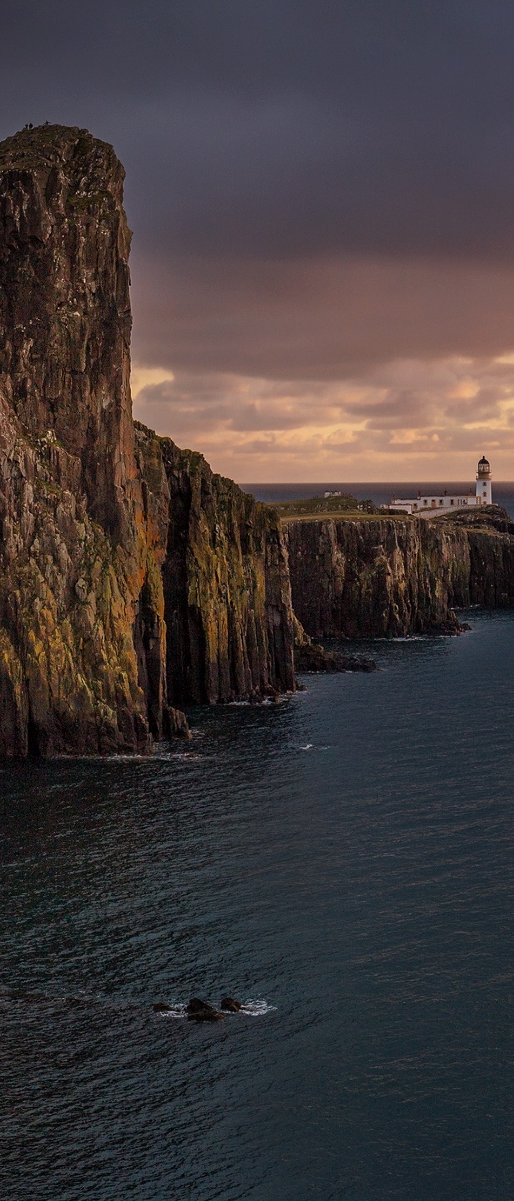 1644x3840 Resolution Neist Point Lighthouse, Isle Of Skye, Scotland ...