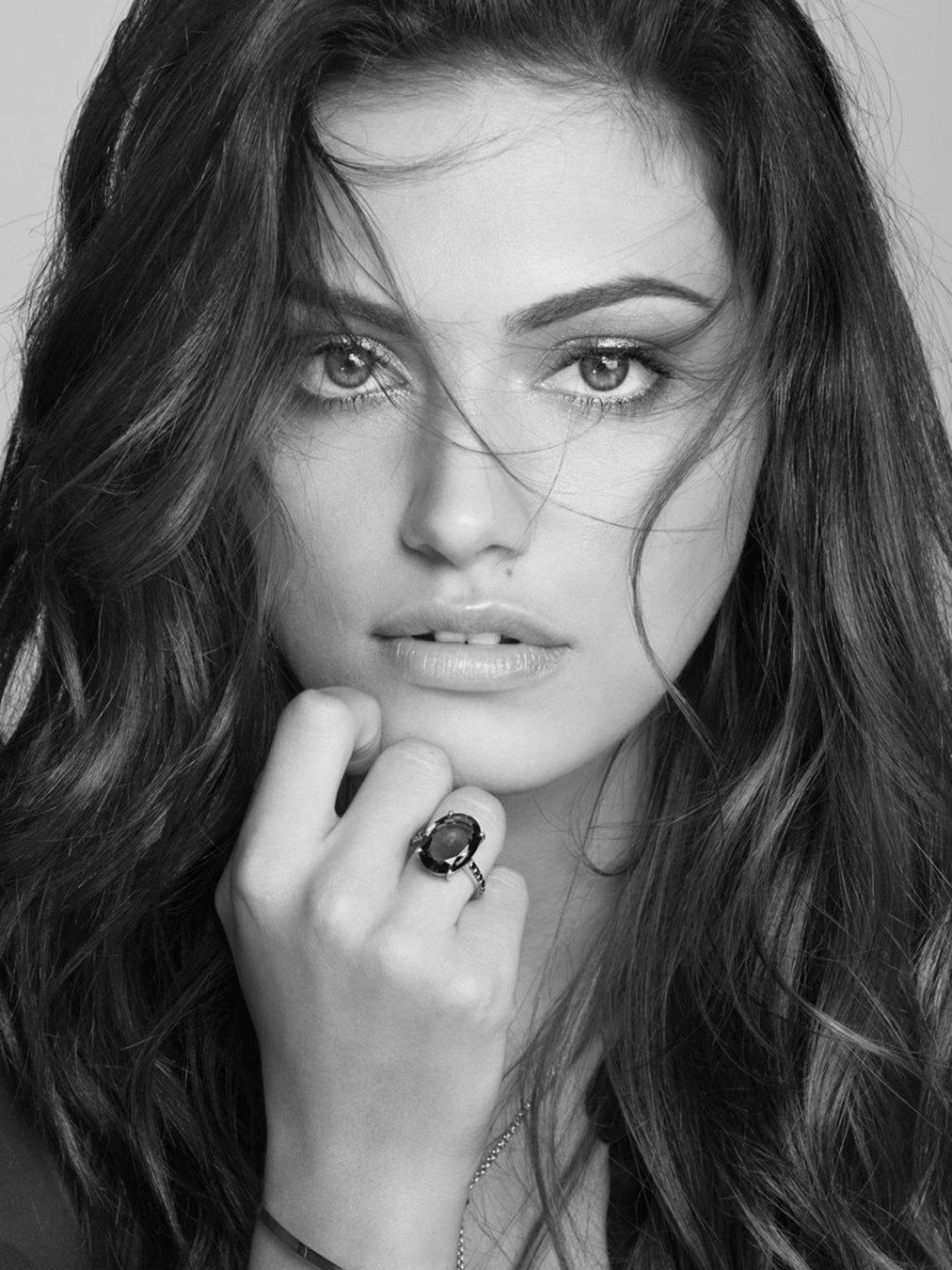 1650x2200 Resolution Phoebe Tonkin Australian Actress Model Monochrome ...