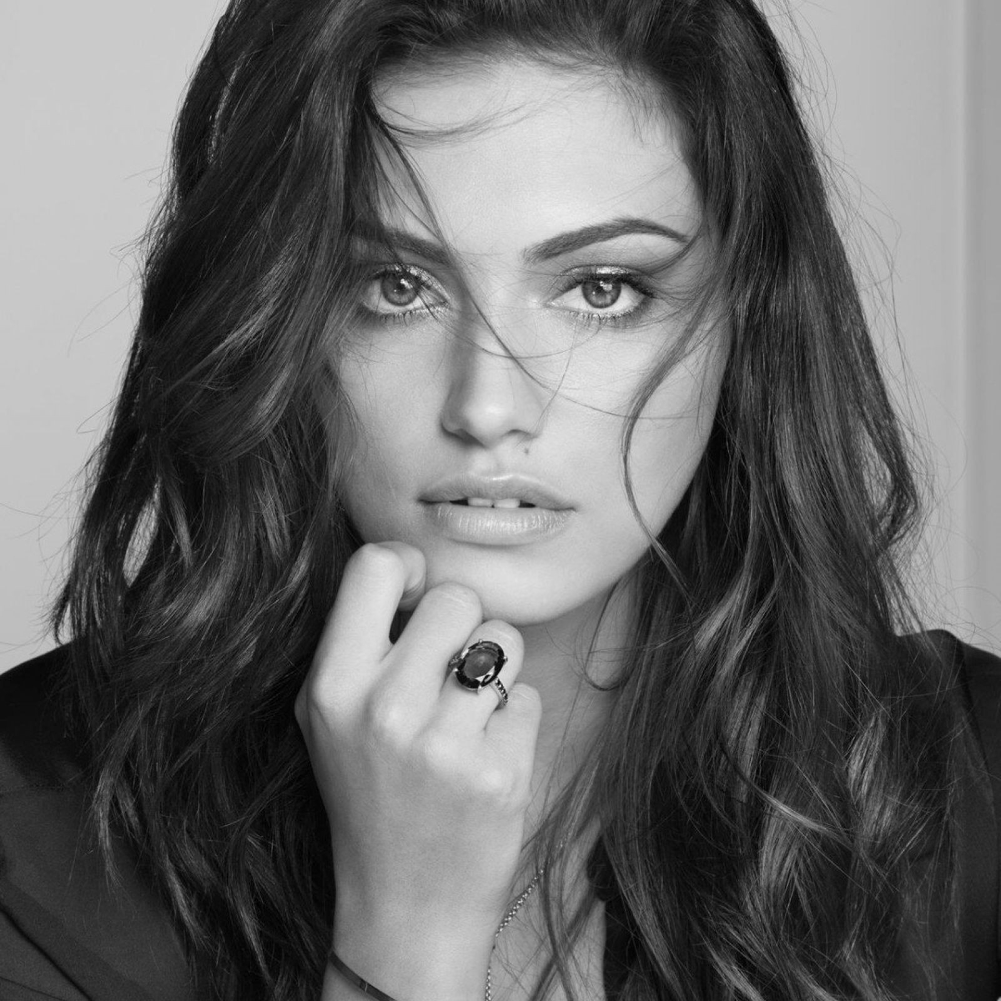 2000x2000 Resolution Phoebe Tonkin Australian Actress Model Monochrome ...
