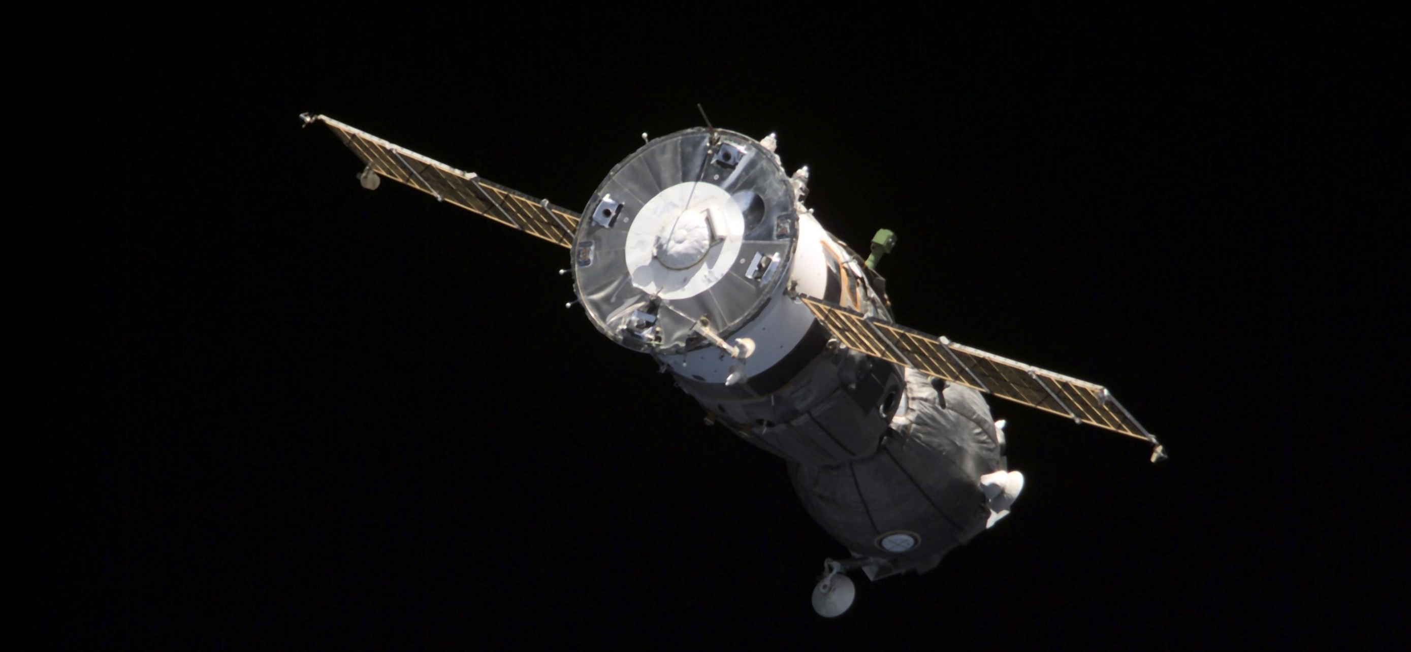 2778x1284 spaceship, flying, open space 2778x1284 Resolution Wallpaper ...