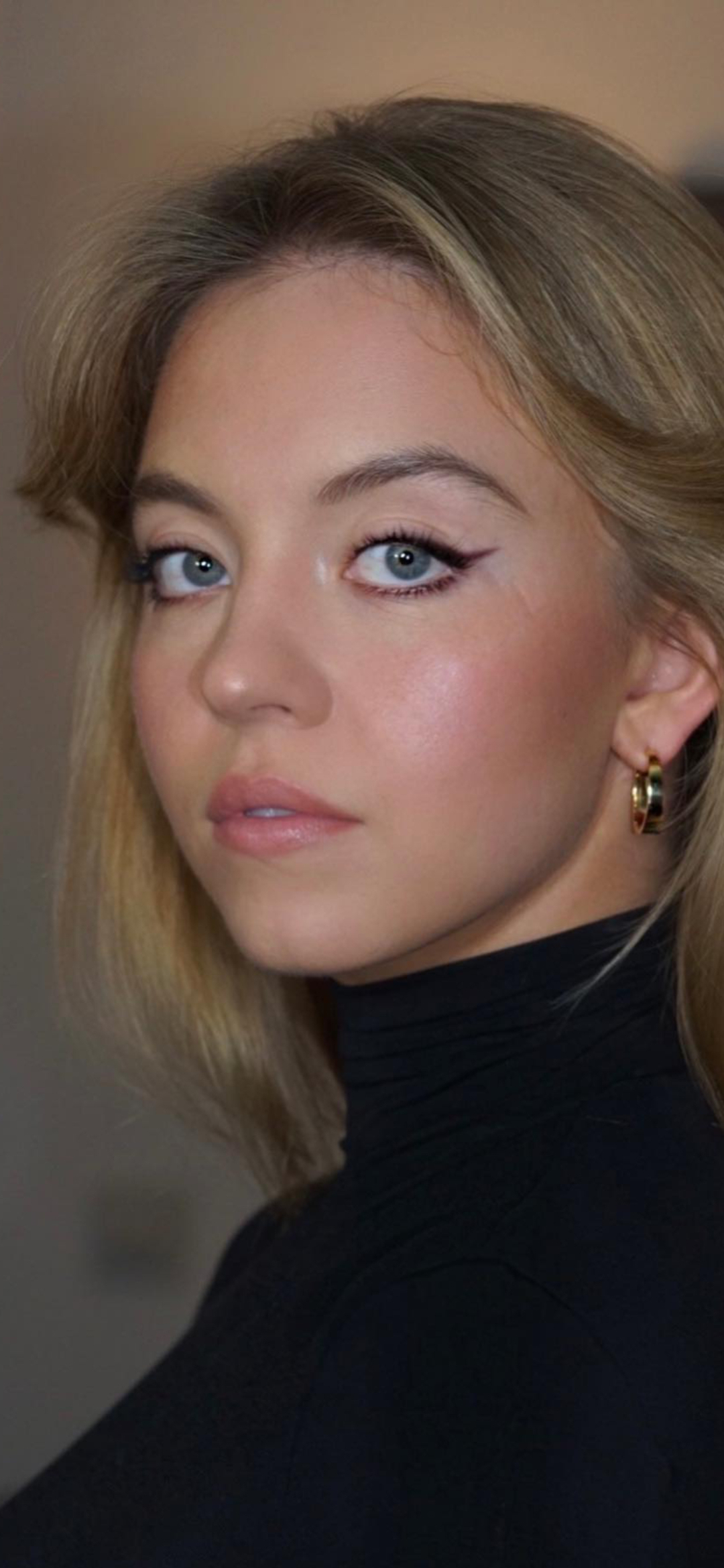 1080x2340 Resolution Sydney Sweeney Portrait in Black Dress 1080x2340 ...