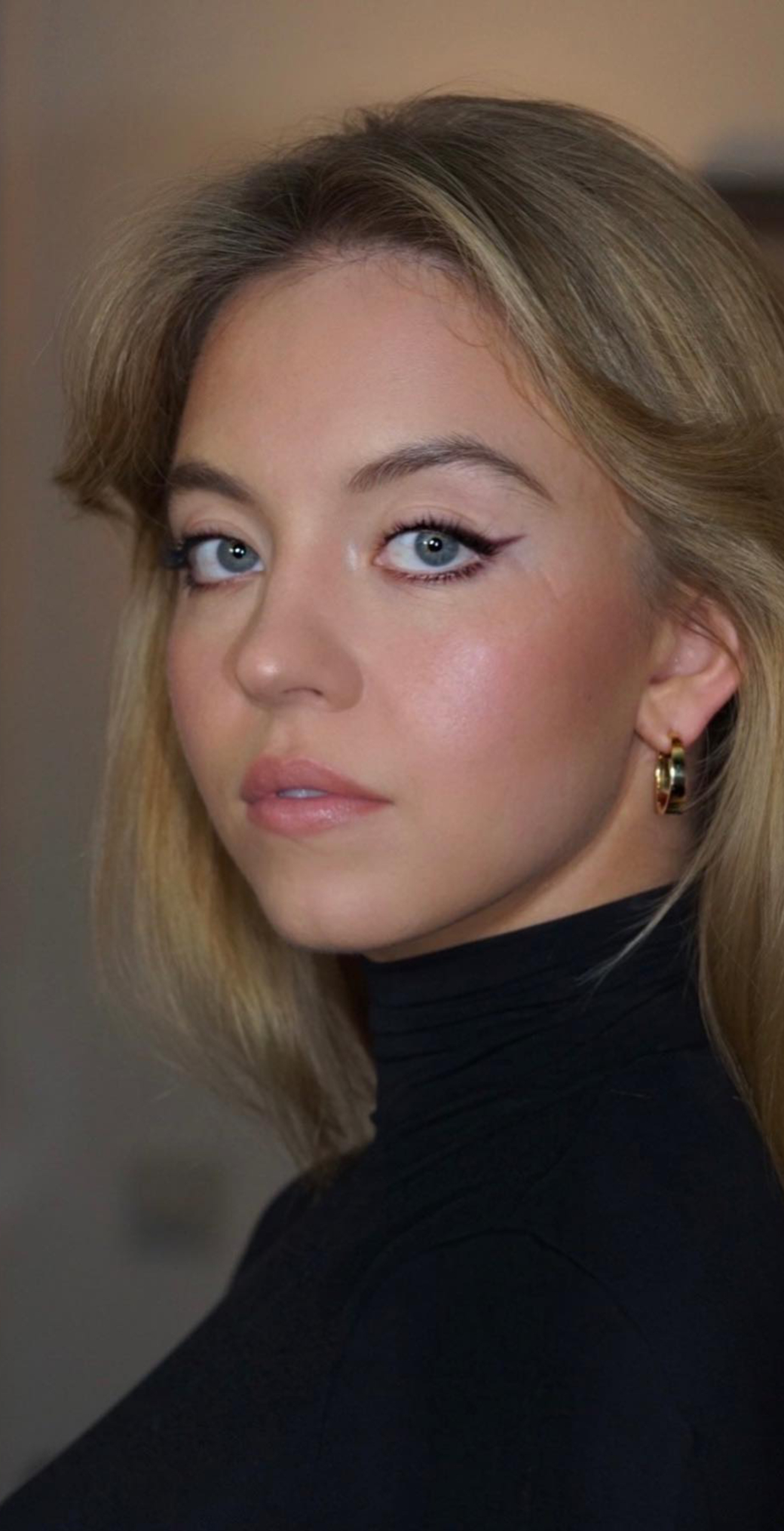 1312x2560 Sydney Sweeney Portrait in Black Dress 1312x2560 Resolution ...