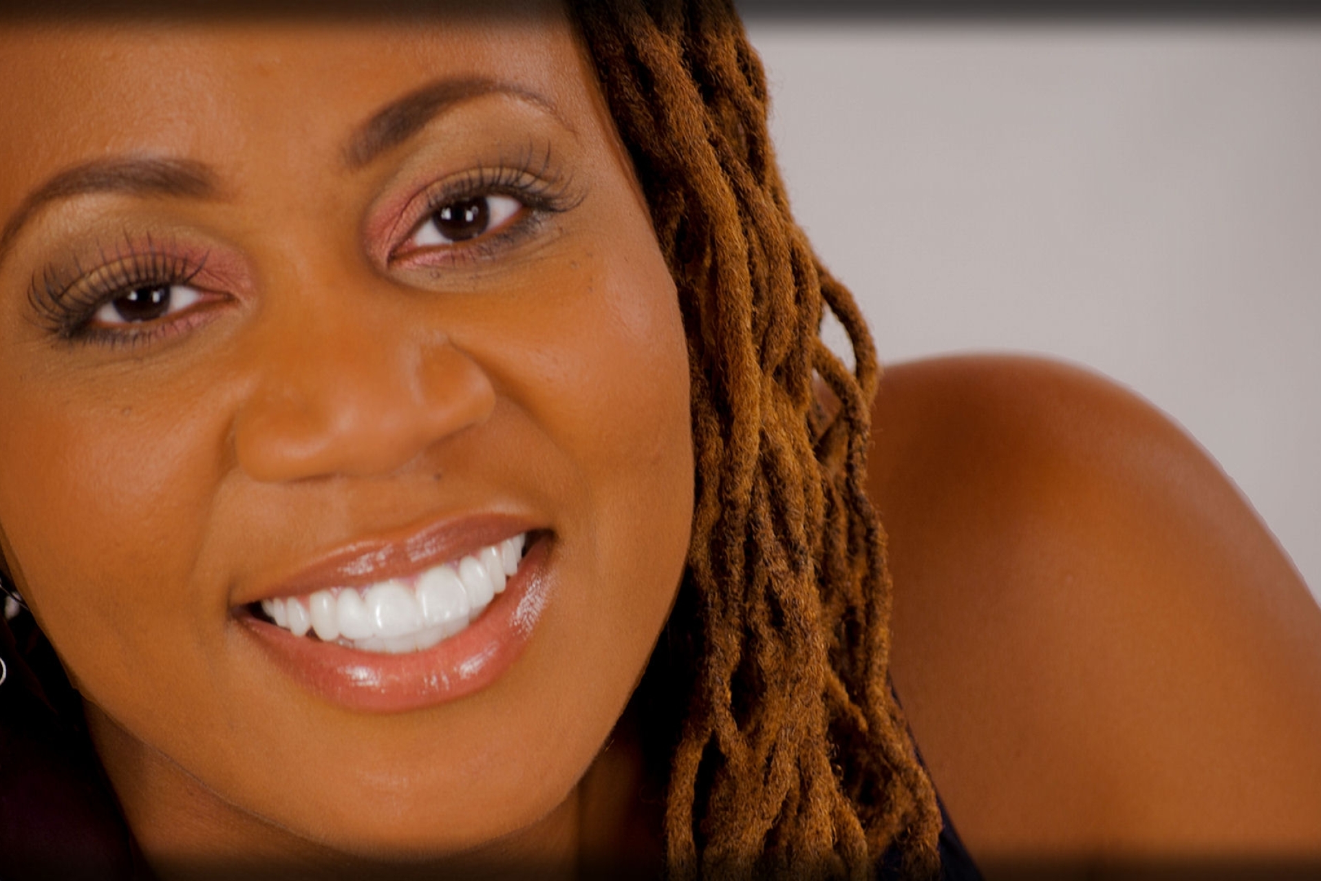 1920x1280 trish, smile, teeth 1920x1280 Resolution Wallpaper, HD Music ...