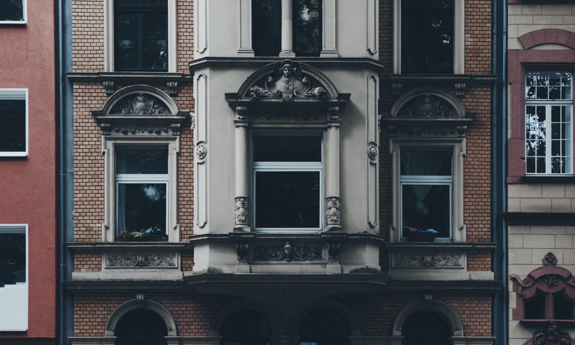 2000x1200 Resolution window, facade, building 2000x1200 Resolution ...